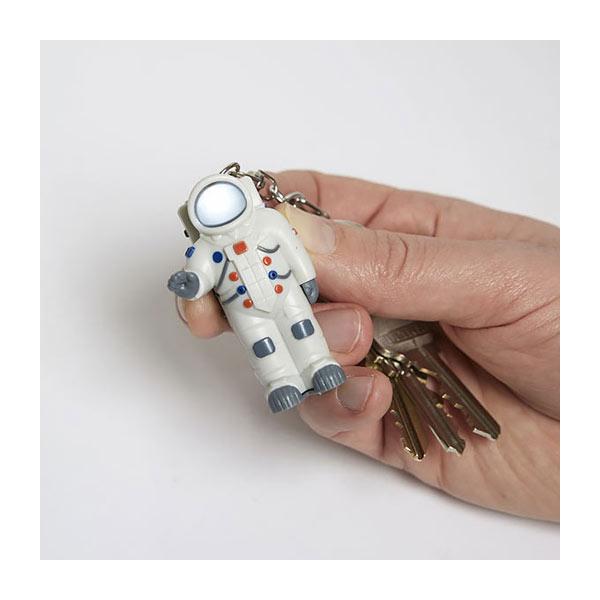 ボタンを押すと喋りながらヘルメットが光る宇宙飛行士のキーチェーンです。バッグや鍵など、身のまわりのものに取りつけて。宇宙好きな方へのプチギフトにもどうぞ。サイズ：本体 / 幅3.5 × 高さ6.0 × 奥行2.0 (cm)素材：ABS樹脂、...