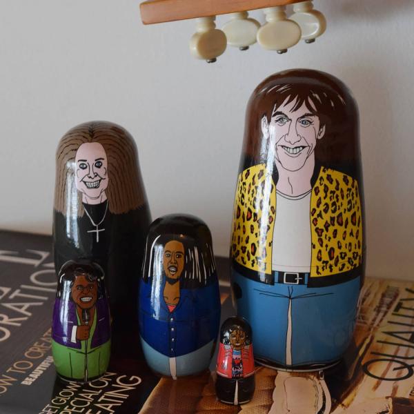各時代の音楽シーンを引っ張ってきたあのスターたちがマトリョーシカに。アーティストをモチーフにしたマトリョーシカは数多くありますが、このイラストの絶妙なリアルさ加減となんとも言えない表情に惹かれます。イラストレーションを担当したのは、人気イラ...