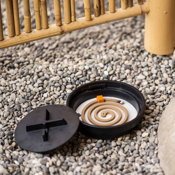 火消し時間をコントロールできるタイマーパーツ付きの蚊取り線香入れマンホール。シンプルな見た目でご自宅からキャンプまでどんなシーンにも。蓋をした状態でも隙間から線香の煙がふわり。蚊取り線香のヤニが上蓋に付着することでヤニがお部屋全体に拡がるの...