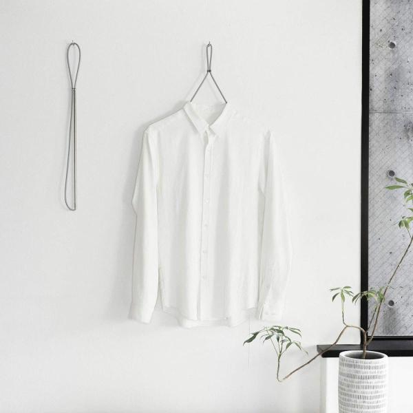 「SOGU(ソグ)」の服の形に合わせて形を変えるデザインハンガーです。シリコンゴムのコードが服の形に自然に沿うことで、服それぞれの美しい形のまま掛けることができます。襟からハンガーを挿入するのも楽々。留め具をスライドさせる事でスリムな形状に...