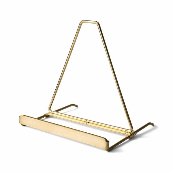 amabro(アマブロ)のディスプレイスタンドです。手前に取り付けられた真鍮のプレートが高級感があり、飾るアイテムを一層引き立てます。スタンド部分をスライドさせることで角度を調節できるので、スマホスタンドやタブレットスタンドとしても使いやす...