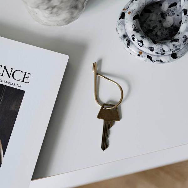 「MOEBE（ムーべ）」のキーリングです。留め具を使わない、1本の真鍮やスチールのワイヤーを2回曲げただけのミニマルな構造で、無駄のないシンプルなデザインが魅力。鍵は端をひねるだけで簡単に付け替えることができます。雫の形をイメージした美しい...