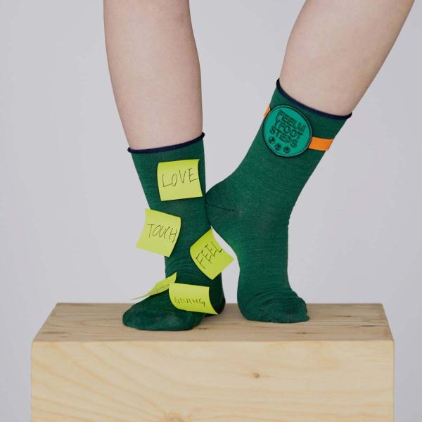 FEEL MY FOOTSTEPSの靴下「fluffy socks SIMPLE」です。履き口が切りっぱなしなので、締め付けずゆったりと履いていただけます。裏面はパイル編みで、ほど良くふわっと裏起毛させることで、ふかふかな履き心地に仕上げま...