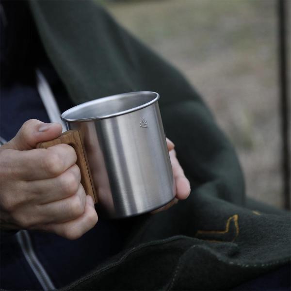 新潟県燕 (つばめ）市の老舗琺瑯メーカーがつくったコーヒーマグ「TSUBAME M&amp;W Mug」です。ボディはステンレスのヘアライン仕上げ。ハンドル部分は天然木チーク材を使用しています。使っていくうちにステンレスボディと天然木のハン...
