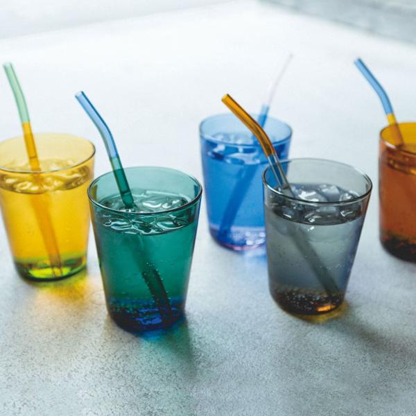 amabroのタンブラーです。ボディカラーと差し色のバランスが美しく、上品な佇まいが魅力。耐熱ガラスで使い勝手も良く、来客時のおもてなしにも、普段使いにも活躍します。同シリーズのガラス製ストロー「TWO TONE GLASS STRAW」と...