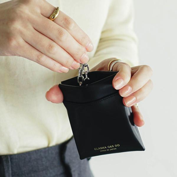 CLASKA Gallery &amp; Shop "DO" オリジナル「BANK」シリーズの手のひらサイズのフラットポーチです。口はバネ式で、片手でパクッと簡単に開閉できます。艶のある合成皮革にゴールドの金具や箔押しを施し、シンプルであり...