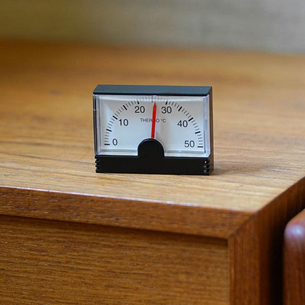 ドイツTFA Dostmann社のアナログタイプの温度計です。重量はわずか11g。片手で隠れるほどのミニサイズなので、デスクや棚の上などの狭いスペースでも邪魔になりません。そのまま置いても自立しますが、背面に粘着テープが付いているのでお好き...