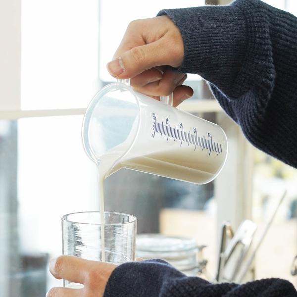 視認性の高い、青色の目盛りが特徴のドイツ製計量カップです。もともと実験用として作られており、125℃までの耐熱仕様となっているので、熱湯など熱いものを入れても大丈夫。持ちやすい取っ手付きです。材質はポリプロピレンで軽く、割れにくいのも嬉しい...