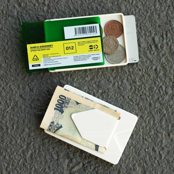 コインケース、カードポケット、マネークリップの3つの機能を備えたミニマルなマネーカード。コインケースにはコイン以外でもカード３枚収納可能。カードポケットは１枚、マネークリップは折り畳んだお札を10枚まで挟めます。重量は25gととても軽量です...