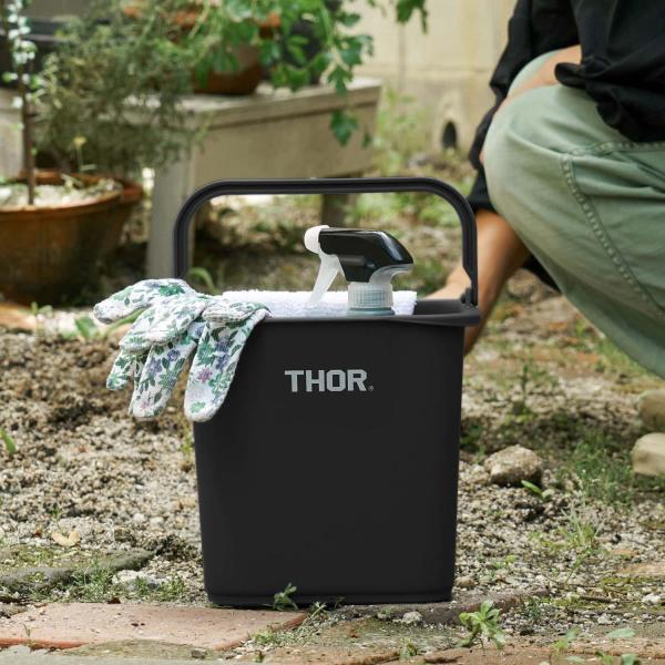 最大容量4.7Lとコンパクトで使い勝手の良いTHOR（ソー）のスクエアバケツ。バケツの一辺は中の水を流しやすいように流し口がついた形状となっています。1Lごとに目盛りも付いており、洗剤の希釈等にも便利なデザイン。ブラシやスプレーなどの掃除用...