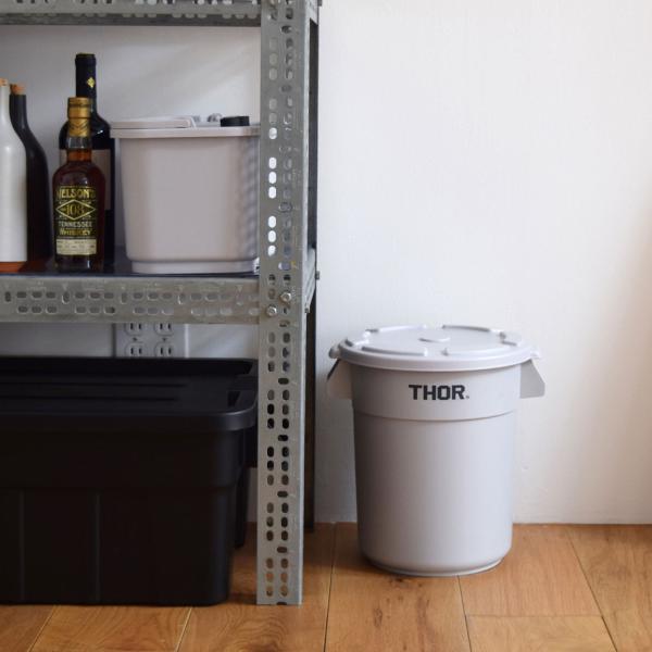 リビングやオフィスなどさまざまなシーンで使い勝手の良い、THOR（ソー）の12Lサイズのラウンドコンテナ。フタ付きなのでゴミ箱や収納にしたり、ランドリーバスケットとして使ったり。プランターカバーとしてもお使いいただけます。サイズ：本体 / ...