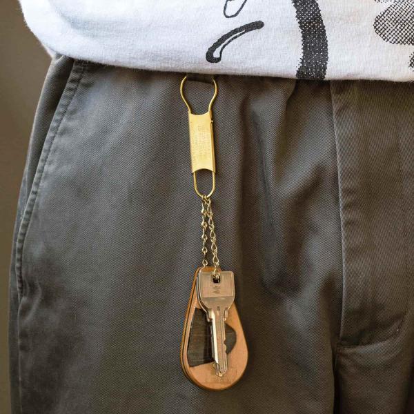 1930年代位に使用されていたキーホルダーを、仕様・スケール等のスペックを変えて当時に近い形でリメイク。こちらはチェーン付きのモデルです。雰囲気のよさはそのままにベルトループ着脱もしやすく、CDWの定番として人気の定着したアイテムです。使い...