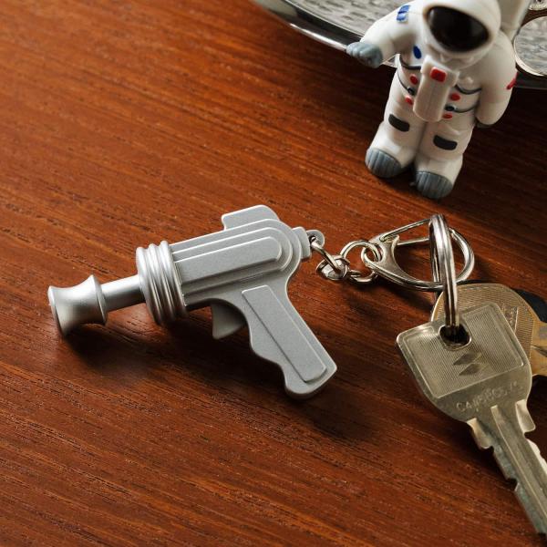 ボタンを押すと銃口を光らせて「ピュンピュン」と音が鳴る、スペースガンのノイジーキーリング。バッグや鍵など、身のまわりのものに取りつけてちょっとした暇つぶしにお楽しみください。小さいながらに 引き金を引くことで効果音が鳴るので。宇宙好きな方へ...