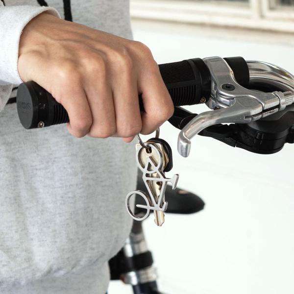 自転車モチーフのキーリング付きボトルオープナーです。見た目にはアイコニックな自転車。よもや栓抜きには見えないところが気が利いています。お手持ちの鍵のアクセントにぴったりです。自転車乗りの方へのプチギフトにもどうぞ。サイズ：本体 / 幅6.0...