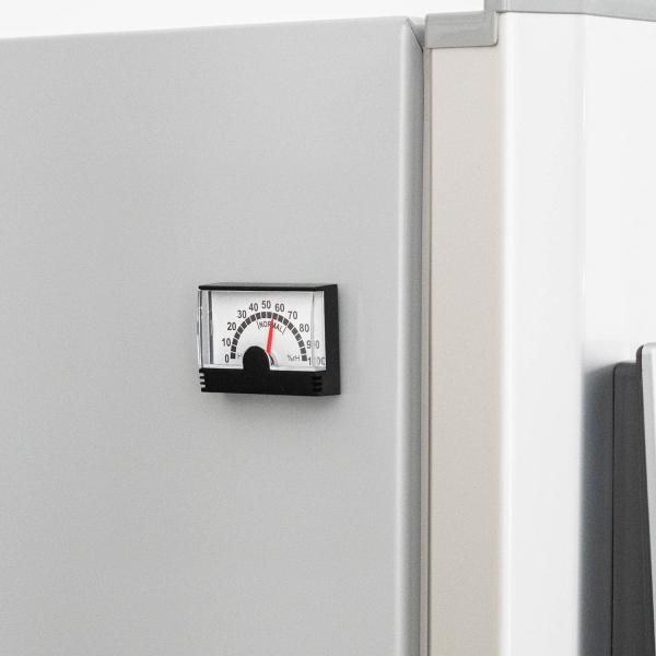 ドイツTFA Dostmann社のアナログタイプの温度計です。片手で隠れるほどのミニサイズなので、デスクや棚の上などの狭いスペースでも邪魔になりません。そのまま置いても自立しますが、背面に粘着テープが付いているのでお好きな場所に貼り付けるこ...