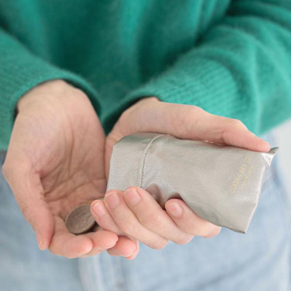 CLASKA Gallery &amp; Shop "DO" オリジナル「BANK シルバー」シリーズの手のひらサイズのフラットポーチです。口はバネ式で、片手でパクッと簡単に開閉できます。細かなシボと程よいツヤ感が、大人っぽい印象の合成皮革...