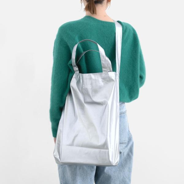CLASKA Gallery &amp; Shop "DO" オリジナル「BANK シルバー」シリーズの2WAY でお使いいただけるトートバッグ。素材は、薄くて軽い合皮。細かなシボと程よいツヤ感が、大人っぽい印象です。ショルダーは、肩から下...