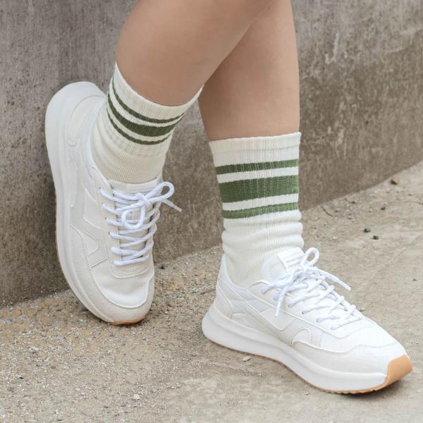 白のポリエステル糸をベースに、リフレクター糸を斜線状に編み込んだGETABACO(ゲタバコ)のROPE LACES。5mmの太さが絶妙なボリュームで、立体感をプラス。おすすめはテック系のコーディネートの足元に。リフレクターというテックのエッ...