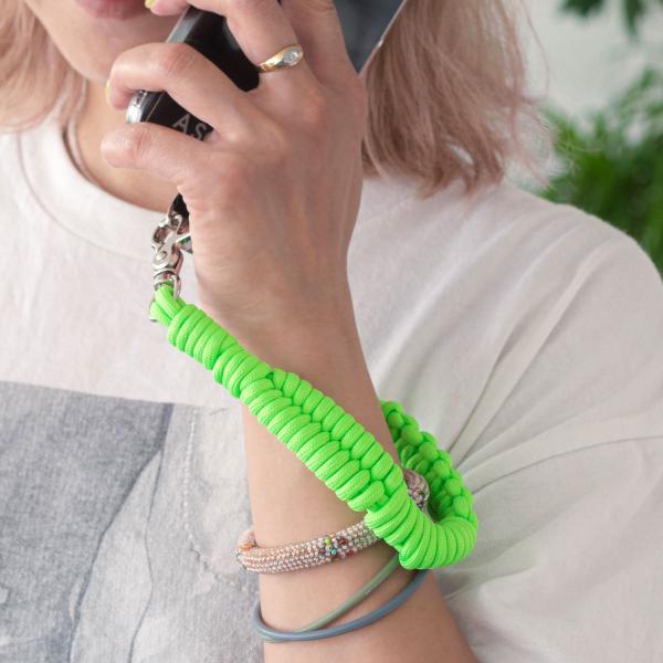 ワントーン・同じ太さのパラコードで編み上げたデザインパラコードストラップ。今までのマルチカラータイプとまた違ったミニマルな印象に。スマホケースはもちろん、キーホルダーやポーチのストラップとしてなど幅広い用途に活躍します。シンプルで存在感ある...