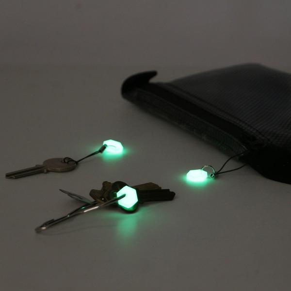 太陽光やスマートフォンのライトなど、様々な光源で驚くほどよく光る、CountyCommの蓄光ミニマーカー5個セット。一般的な蓄光材の発光時間は長くても12時間程度ですが、このアイテムは非常に明るく、最大24時間発光します。暗い場所でも存在感...