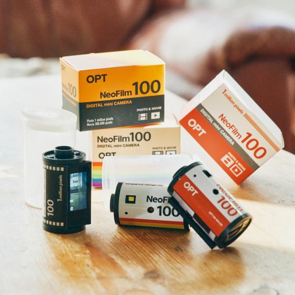 フィルムを模したユニークな形が撮る楽しさを再認識させる新感覚デジタルカメラ「Neo Film（ネオフィルム） 100」です。手に馴染むクラシックなカメラフィルムの形状を再現しながらも、中身には最新のデジタル技術を凝縮。手のひらに収まるミニサ...