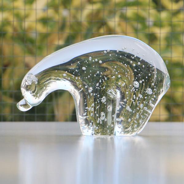 ホッキョクグマ（シロクマ）の体毛構造に着想を得て生まれた、クリアガラスのオブジェ。こちらはラージサイズ。S・Lの2サイズ展開で、並べて飾れば親子のように見えて愛着を感じられるのも魅力です。光を取り込む透明な質感と内部の気泡が繊細に反射し、見...