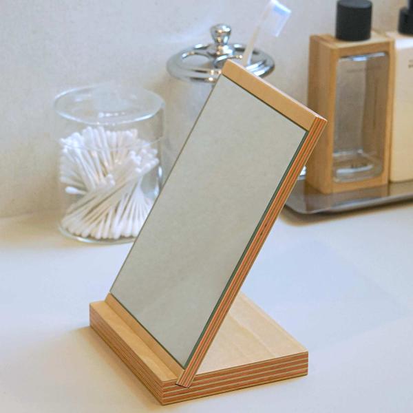 どんなインテリアにも馴染むシンプルなデザインのミラーです。国内有数の合板工場で色紙と国産シナ材を一枚ずつ手作業で貼り合わせた積層合板を使用しており、どこをカットしても同じように現れる美しいストライプ模様の木口が特徴。台座に置けば、縦置き・横...