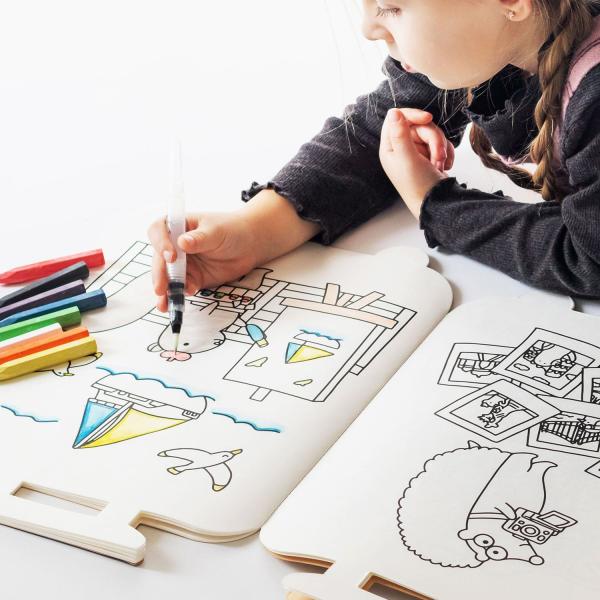 環境に優しいリサイクルペーパーを使用した、大きな塗り絵ブックです。スーツケースやロケットなどユニークな形をしていて、それぞれぬり絵用のイラストが6ページと、子供の想像力の赴くままにお絵描きできる無地ページが26ページ収録されています。別売り...