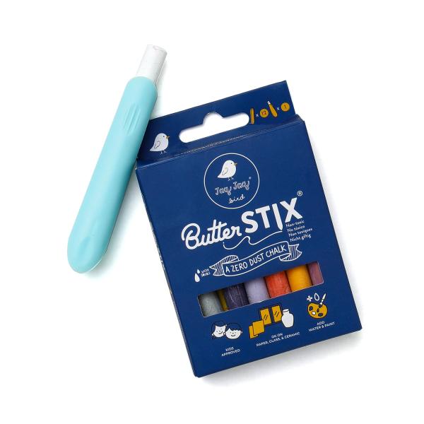 粉が散らからないクレヨン「バタースティック」の12本セット。優しいパステルカラーが揃います。子供の小さな手でも握りやすい、人間工学に基づいた六角形の形とサイズです。付属のホルダーを使うことで直接手にふれずお絵描きを楽しめます。ホルダーの色は...