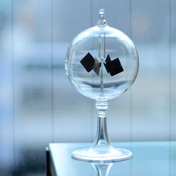 ラジオメーターは、光エネルギーを運動エネルギーに変換する実験器具として、イギリスの物理学者ウィリアム・クルックスにより1870年代に考案されました。光の強さ、光源によって回転する速度が変わります。光の差し込む窓際や白熱灯の近くに置くと羽の動...