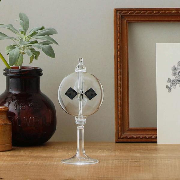 光エネルギーを運動エネルギーに変換する実験器具として1870年代に考案されたラジオメーター。光の強さや光源によって回転する速度が変わるため、光の差し込む窓際や白熱灯の近くに置くと羽の動く様子をインテリアとして楽しめます。こちらは置く場所を選...