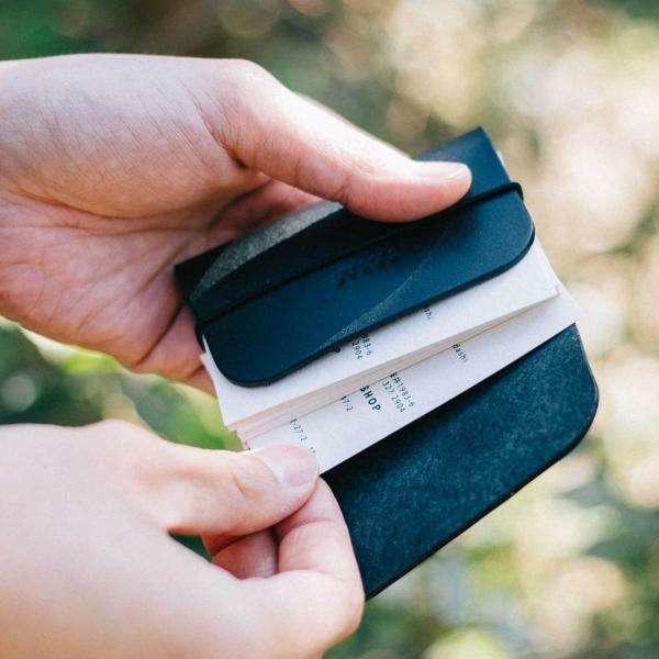 一枚革を折り込んでゴムで留めた使いやすいカードホルダーです。 無駄を削ぎ落としたシンプルな作りで革の質感が引き立ちます。 ゴムで挟んだフラップを持ち上げてカードを取り出すので 名刺交換の際もあたふたすることなくスムーズ。 サイズ：パッケージ...