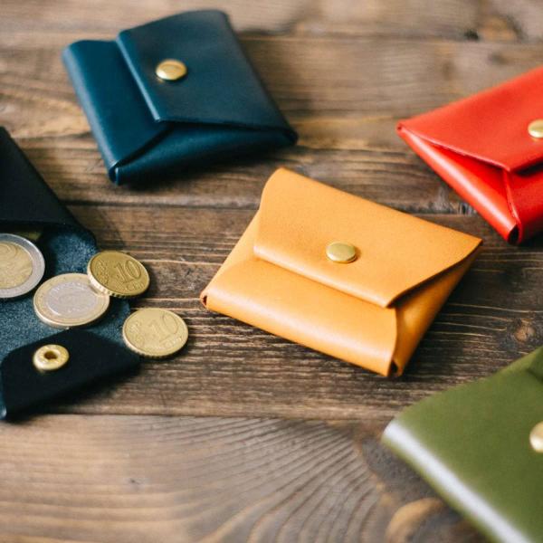 ジーンズのコインポケットと同等サイズのちいさなコインケース。 ごくシンプルな構造ながら、そこそこ収納力もあり お散歩など近所に出かけるときに気軽に持ち出せます。 カラーバリエーションも豊富で全６色きれいな色合い。 サイズ：パッケージ / 幅...