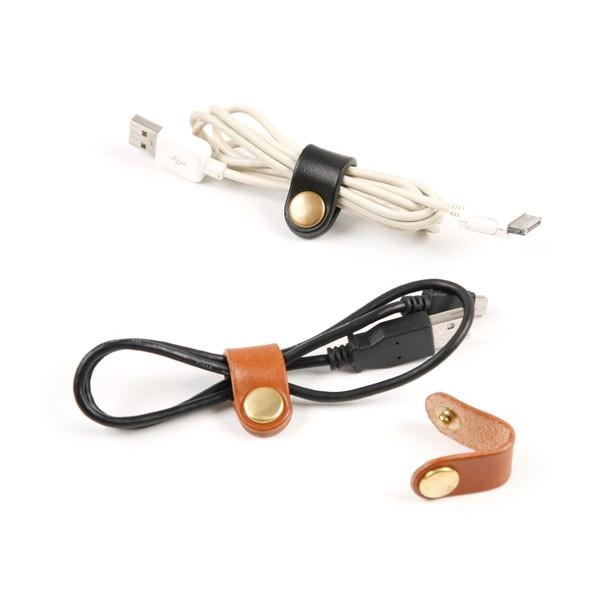 植物性タンニン鞣しの革を使ったコードホルダーにひと回り大きなLサイズが登場。 真鍮ボタンと一枚革でとめるシンプルな作りで、絡まりがちなイヤホンなどのケーブル類をすっきりまとめることができます。 サイズ：本体 / 幅1.8 × 高さ3.5 ×...