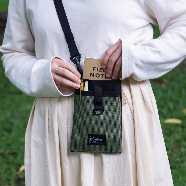 散歩やちょっとした買い物などで身軽にお出かけできるスマートフォンポシェット。丈夫な1680Dナイロンの生地でデイリーユースにぴったりです。本体とストラップにはカラビナやキーリングを装着できるDカンのループ付き。ショルダーストラップは着脱可能...