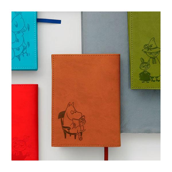 人気のパヴォシリーズにムーミンバージョンが登場。 キャラクターの愛らしさが詰まった文庫本サイズのブックカバーです。それぞれカラーに合わせたリボンのしおり付き。 (C)Moomin Characters TMサイズ：幅12.0 × 高さ17....