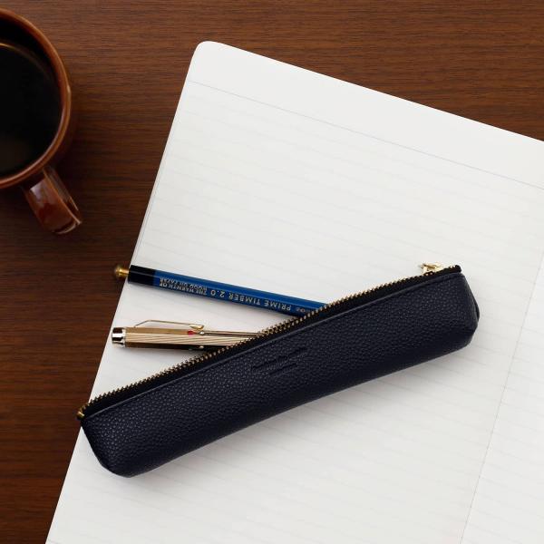 丸い粒の揃ったシボ感が上品な合皮のペンケース。鞄の隙間に入るスリムなサイズでビジネスユースにもおすすめです。カジュアルすぎない大人のシンプルシックを演出し、お気に入りのペンを数本だけスマートに携帯できます。サイズ：本体 / 幅18.5 × ...