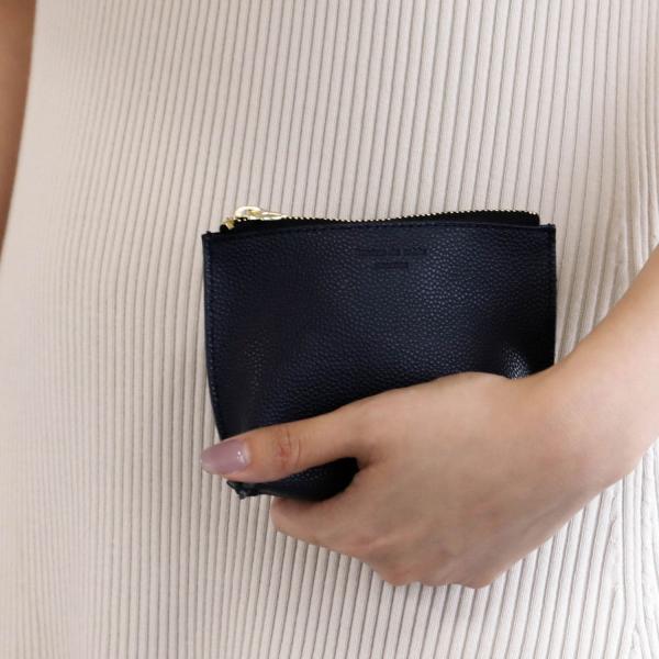 丸い粒の揃ったシボ感が上品な合皮のポーチ。底部にかけてマチが広がる四角形。お手回り品をまとめるデイリーユースの収納に。小脇に抱えた時にも収まりがよくスマートです。サイズ：本体 / 幅13.5 × 高さ10.0 × 奥行4.0 (cm)素材：...