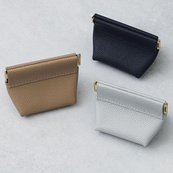丸い粒の揃ったシボ感が上品な合皮のミニケース。バネ式でパカパカ開くギミックが楽しく、小銭や鍵、イヤホンを入れるなど幅広い用途にお使いいただけます。底広の形で自立するのでデスク置きの収納としても活躍します。サイズ：本体 / 幅8.5 × 高さ...