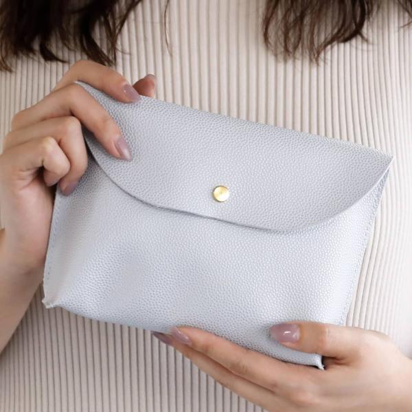 丸い粒の揃ったシボ感が上品な合皮のフラップポーチ。一般的なポーチ用途はもちろん、同じシリーズの通帳ケースがぴったり収まるサイズなので、ATMで下ろした現金や印鑑も一緒にまとめるバンクオーガナイザーとしてもおすすめです。サイズ：パッケージ /...