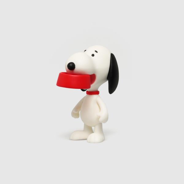 PEANUTS（ピーナッツ）のコミック・ストリップに登場する、赤いボウルをくわえた「スヌーピー」のリアクションフィギュア。約9.5cmの手のひらサイズながら、頭や手足を動かして自由にポージングが楽しめます。キャラクターが大きく描かれたブリス...