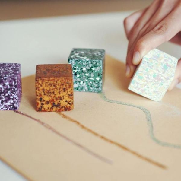 大理石で自然の色彩を描き出すかのように、石が持つ自然の豊かさをイメージしてデザインされたunto(アント)のカラージェム(クレヨン)です。様々な色の顔料がランダムに混合されており、描くたびに異なる色の変化を楽しめます。また、使いながら自分好...