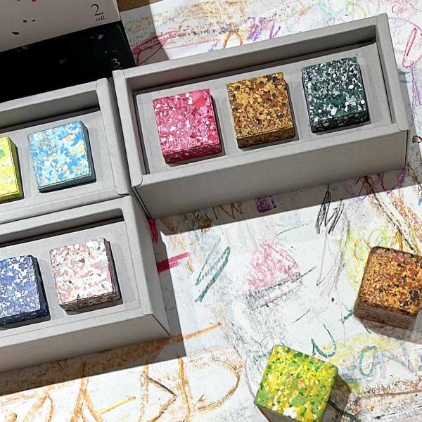 大理石で自然の色彩を描き出すかのように、石が持つ自然の豊かさをイメージしてデザインされたunto(アント)のカラージェム(クレヨン)です。様々な色の顔料がランダムに混合されており、描くたびに異なる色の変化を楽しめます。また、使いながら自分好...