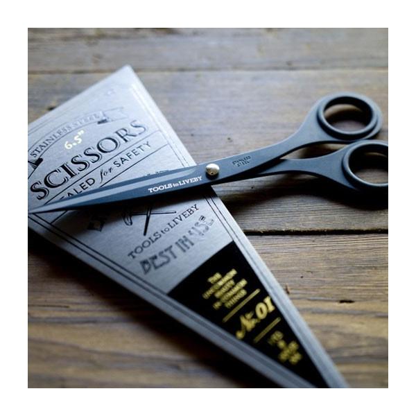 日常で使いやすいサイズのはさみ。ハンドル部分はゴム製、刃は日本製のステンレスです。マットブラックとゴールドの2色展開。マットブラック仕様はスティックのりの付着を防止するため、テフロンコーティングが施されています。 サイズ：本体 / 幅6.0...