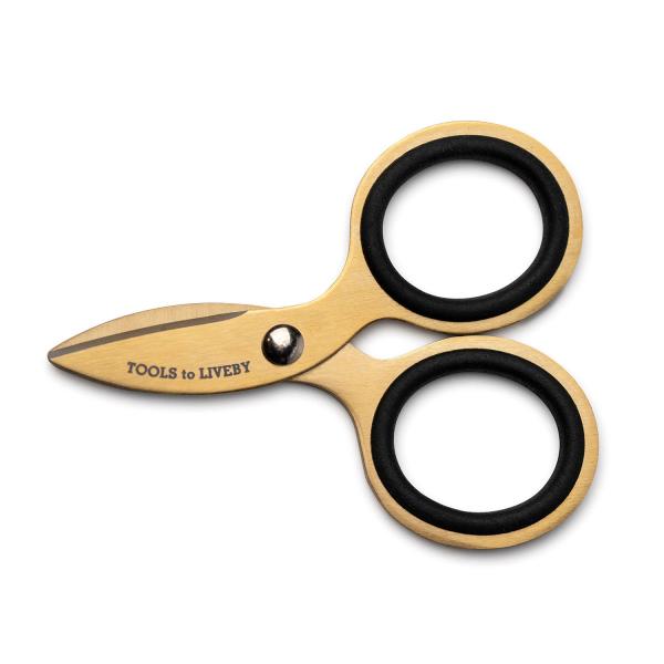 ハンドルが特徴的な人気のはさみに、持ち運びに便利なショートシェイプが登場。ハンドル部分はゴム製、刃は日本製のステンレスです。マットブラックとゴールドの2色展開。マットブラック仕様には、スティックのりの付着を防止するため、テフロンコーティング...