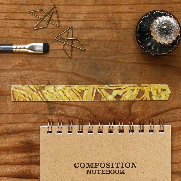 眼鏡のフレームの素材を使った、全く新しい質感の定規。なめらかにしっとりと肌ざわりも心地よく、アールのついた形状もこだわりを感させるディテール。美しい透け感と縞模様が机上を華やかに彩ります。視力検査をなぞらえたパッケージデザインも秀逸です。サ...