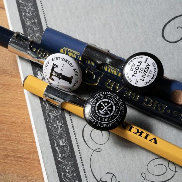 50年代頃のアメリカでよく見かけたノベルティをイメージソースに作られたレトロなペンシルクリップです。机上で鉛筆が転がらず、アイキャッチにもなるレトロデザイン。それぞれ異なるグラフィックの5個です。サイズ：パッケージ / 幅10.0 × 高さ...