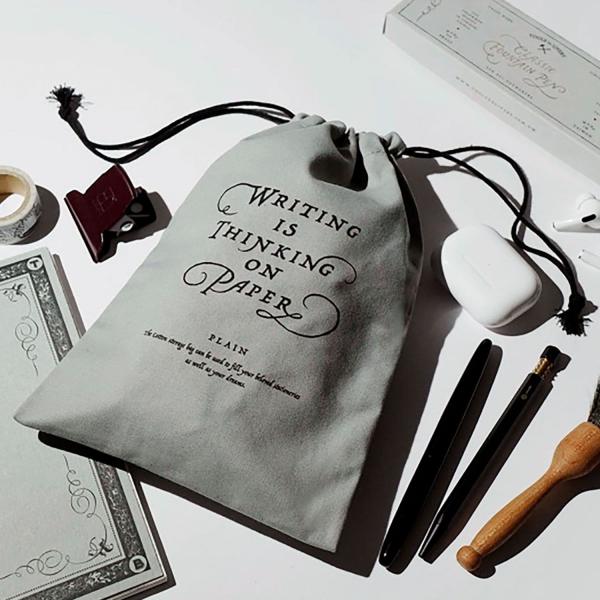 ステーショナリーブランド「TOOLS to LIVEBY（ツールズ トゥ リブバイ）の多目的に使える巾着袋。化粧品やおやつの他、文房具を入れても便利です。しっかりとした厚めの生地で普段使いの巾着バッグとしてもお使いいただけます。こちらは小物...