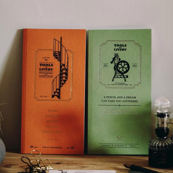 TOOLS to LIVEBY（ツールズトゥリブバイ）の台湾にある文房具店をフューチャーした特別なノートブックです。台北店内に飾られた活版印刷機や、高雄の2号店を象徴する螺旋階段を表紙にあしらいました。中紙には、筆記適性に優れたトモエリバー...