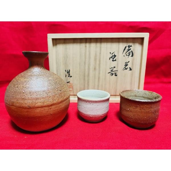 【発売日：2023年03月30日】備前 酒器 吉田浩一 徳利&amp;ぐい呑み2客 共箱付新品未使用備前焼で、師が県重要無形文化財の森陶岳である『吉田浩一』の作品です。ぐい呑み2客はそれぞれサイズが異なります。サイズ(約)：徳利 口径3.5...